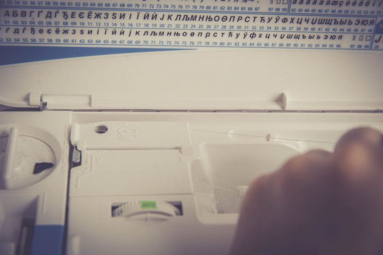 Embobiner une canette à la machine à coudre - Les tutos couture de ...