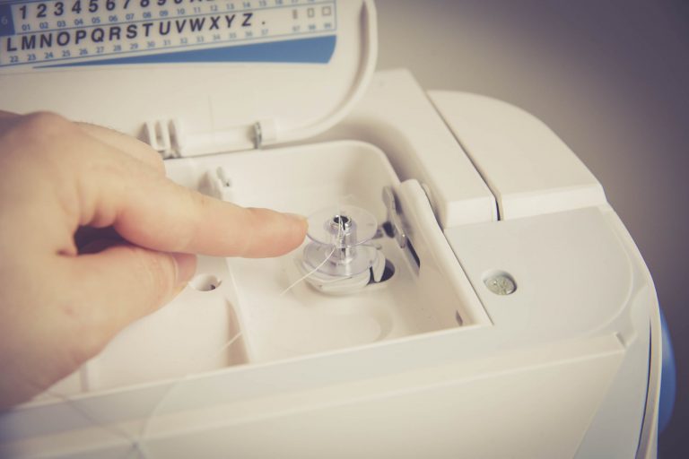 Embobiner une canette à la machine à coudre - Les tutos couture de ...