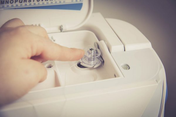 Embobiner une canette à la machine à coudre - Les tutos couture de ...