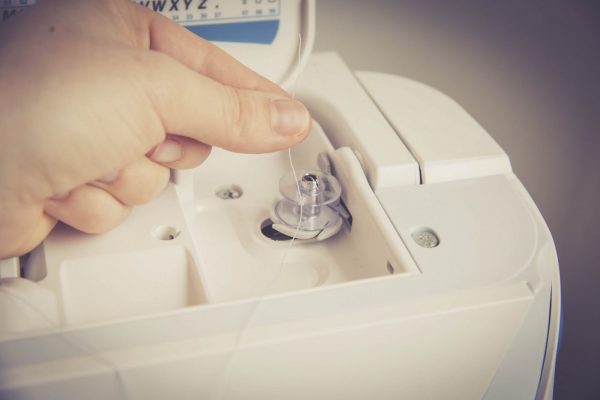 Embobiner une canette à la machine à coudre - Les tutos couture de ...